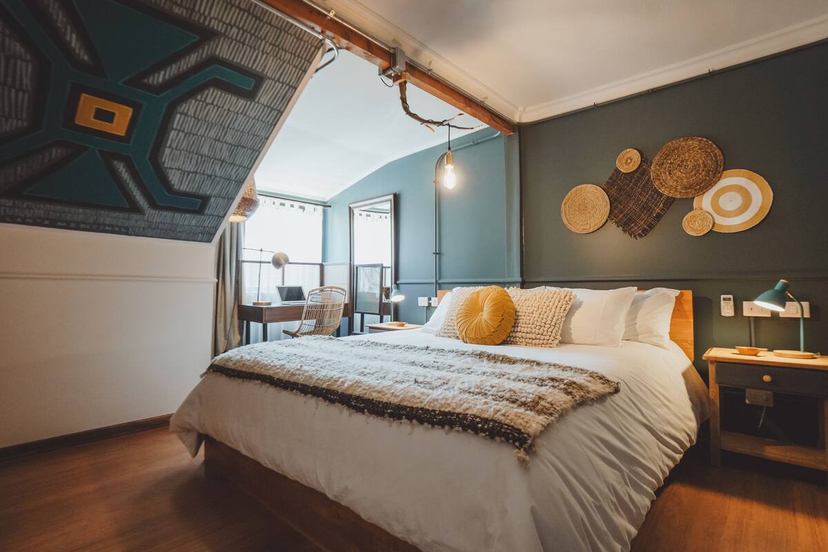 Quarto Deluxe | Roupa de alta qualidade, edredões de penas, camas de colchão pillowtop