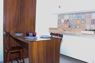 Quarto conforto | Cozinha americana privada | Geladeira, micro-ondas, cooktop, talheres/pratos/utensílios de cozinha