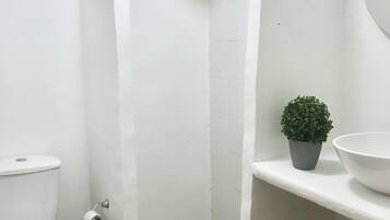 Apartamento | Banheiro | Chuveiro, chuveiro com efeito de chuva, produtos de toalete grátis