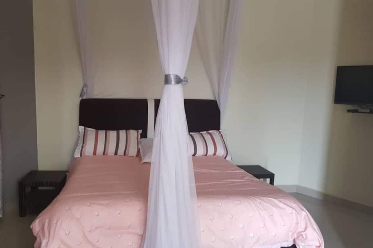 1 quarto, cofres nos quartos, escrivaninha