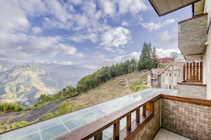 Quarto Quádruplo, vista para a montanha | Vista da varanda