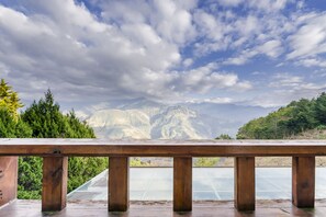 Quarto quádruplo, vista para a montanha | Vista da sacada
