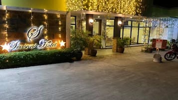 Fachada do alojamento (tarde/noite)