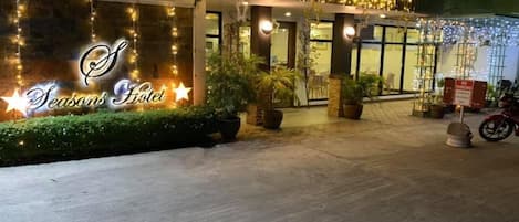 Fachada do alojamento (tarde/noite)
