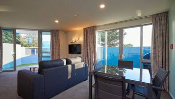 Apartamento de Luxo, vista para o pátio, junto ao pátio | Lençóis de algodão egípcio, roupa de alta qualidade, cofre no quarto