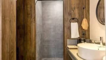 Quarto Duplo Comfort, não fumadores | Casa de banho | Um polibã, um chuveiro fixo, artigos de higiene pessoal grátis