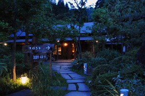 Fachada da propriedade à noite