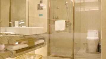 Quarto Deluxe, 1 cama king-size, não fumadores | Casa de banho | Um polibã, artigos de higiene pessoal grátis, um secador de cabelo