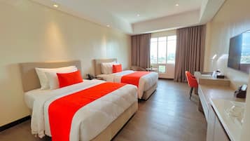 Quarto Twin Deluxe | Minibar, cofre no quarto, secretária