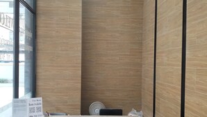 Uma mesa de recepção com uma placa indicando que um quarto está disponível para aluguel.