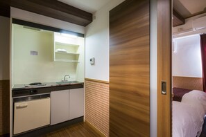 Quarto Twin Empresarial | Kitchenette privada | Uma chaleira elétrica
