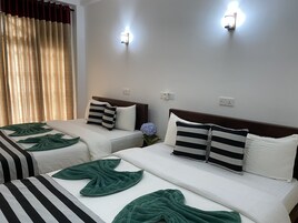 Quarto Triplo Deluxe | Secretária, quartos insonorizados, ferro/tábua de engomar, Wi-fi grátis 