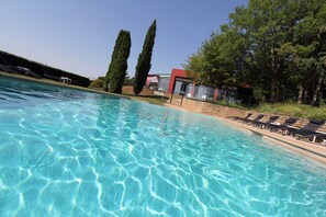 Piscina exterior sazonal, guarda-sóis, espreguiçadeiras 
