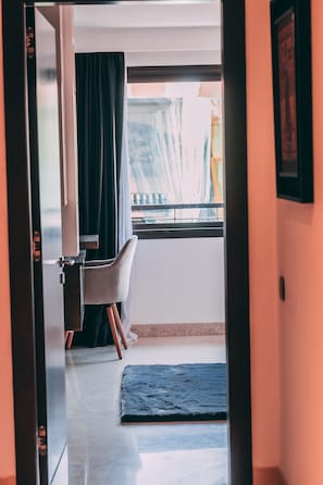 Apartamento Deluxe, 2 quartos | 2 quartos, roupa de alta qualidade, edredões de penas 
