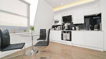 Apartamento de Luxo, 1 quarto, não fumadores | Cozinha privada | Um frigorífico, um micro-ondas, um forno, uma placa de cozinha