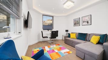 Apartamento de Luxo, 1 quarto, não fumadores | Sala | Smart TV de 50 polegadas com canais por cabo, televisor