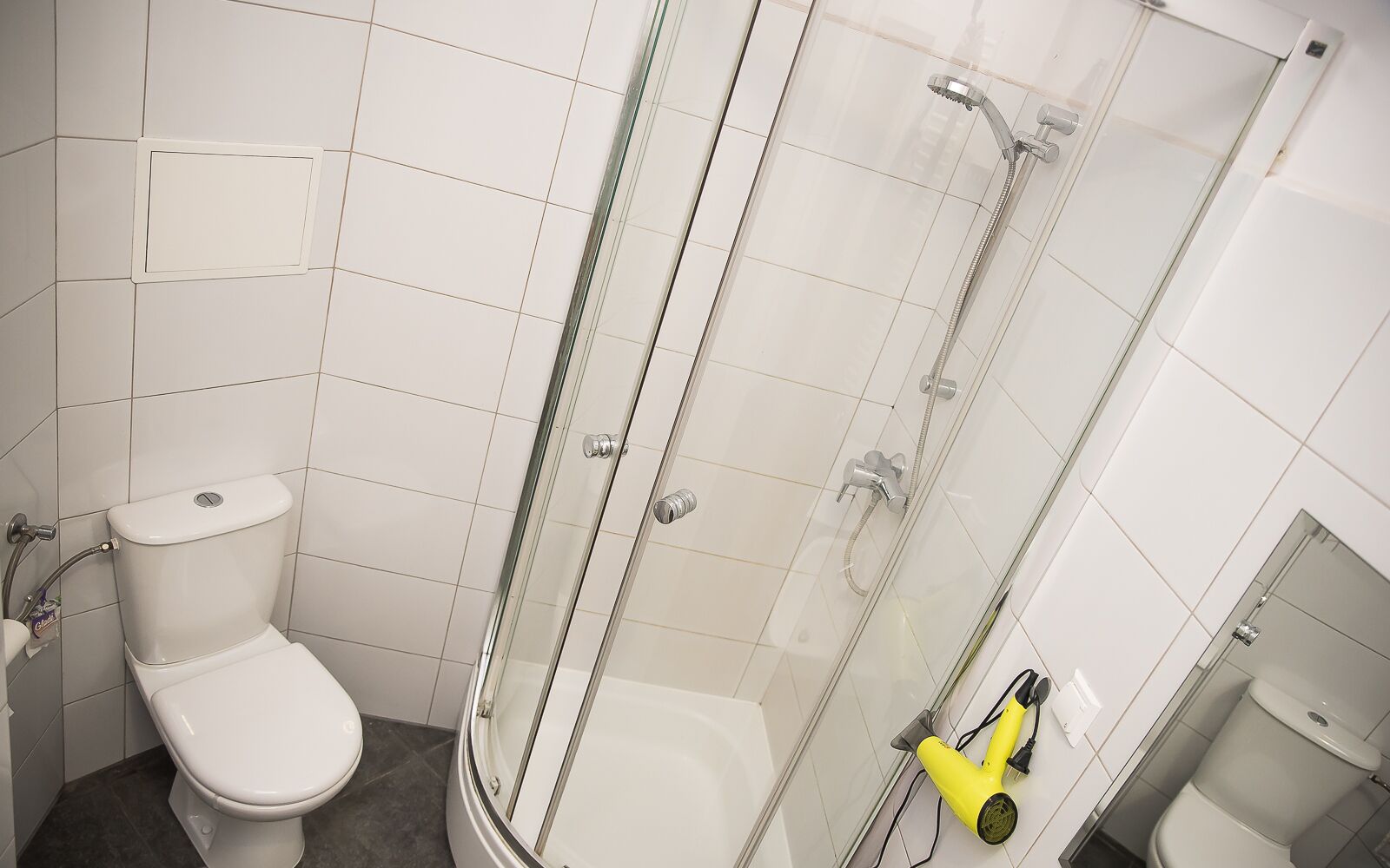 Apartamento conforto | Banheiro | Chuveiro, chuveiro com efeito de chuva, secador de cabelo 