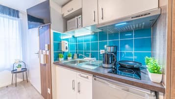 Geladeira, micro-ondas, cooktop, chaleira elétrica