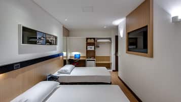 Quarto Individual (Plus) | Minibar, cofre com capacidade para portátil, secretária