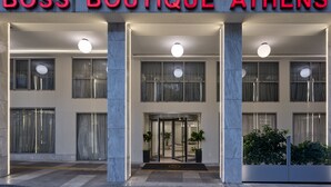 Um edifício moderno com uma placa que diz "BOSS BOUTIQUE ATHENS".
