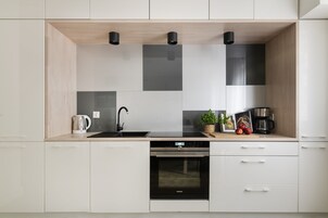 Apartamento Deluxe | Cozinha privada | Um frigorífico/congelador grande, um forno, uma placa de cozinha 