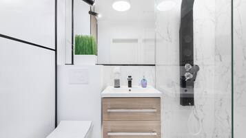 Apartamento Deluxe | Casa de banho | Um polibã, um chuveiro de hidromassagem, um secador de cabelo