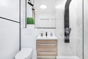 Apartamento Deluxe | Casa de banho | Um polibã, um chuveiro de hidromassagem, um secador de cabelo 