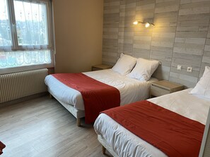 Minibar, secretária, Wi-fi grátis, roupa de cama fornecida 
