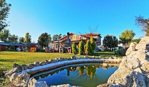 Piscina exterior sazonal, da(s) 9:00 à(s) 19:00, guarda-sóis