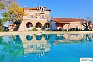 Piscina exterior sazonal, da(s) 9:00 à(s) 19:00, guarda-sóis