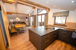 Apartamento Exclusivo (incl. cleaning fee, linen, city tax) | Sala de estar | TV de ecrã plano