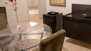 Roupas de cama antialérgicas, frigobar, escrivaninha