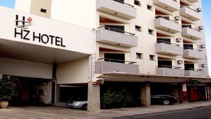 Edifício de um hotel com vários andares e uma placa de destaque com a inscrição