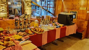 Buffet de café da manhã com diversos alimentos e bebidas, máquina de café e um aviso indicando pizza.