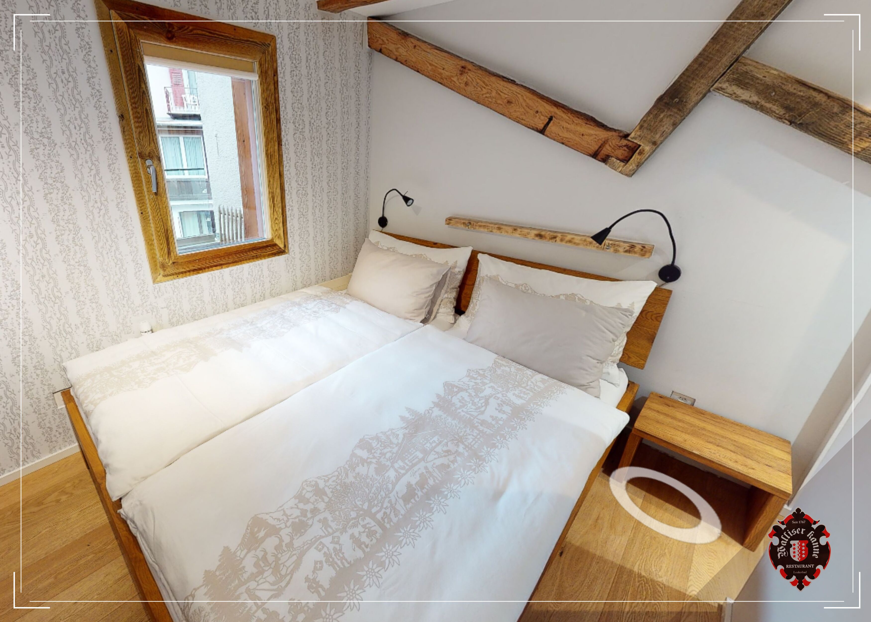 Quarto com estrutura de cama de madeira, janela emoldurada em madeira, mesa de cabeceira e luminária fixada na parede.