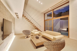 Vila superluxo, 1 quarto, piscina particular, vista para a piscina | Área de estar | TV de tela plana 60 polegadas com canais digitais, TV LCD, Netflix