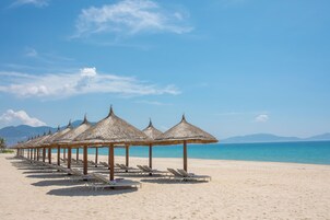 Uma praia privada, praia de areia branca, toldos de praia gratuitos 