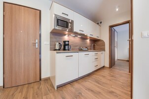 Um frigorífico, uma placa de cozinha, uma chaleira elétrica 