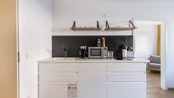Two-Bedroom Suite with balcony | Cozinha privada | Geladeira, micro-ondas, lava-louças, cafeteira/chaleira