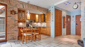Apartamento (17) | Cozinha americana privada | Geladeira, micro-ondas, cooktop, chaleira elétrica