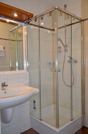 Um secador de cabelo, toalhas fornecidas