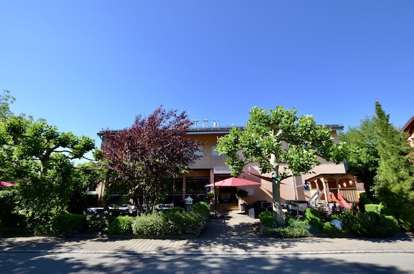 Terraço com espreguiçadeiras