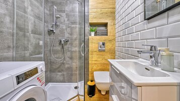 Apartamento (7) | Casa de banho | Um polibã, um secador de cabelo, toalhas fornecidas