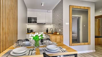 Apartament (3E/16) | Cozinha privada | Geladeira, cooktop, chaleira elétrica, torradeira