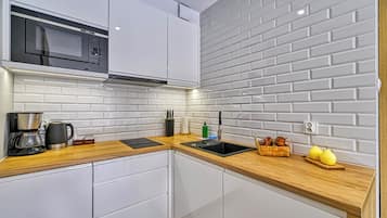 Apartament (3E/16) | Cozinha privada | Geladeira, cooktop, chaleira elétrica, torradeira