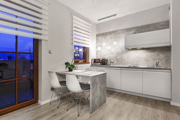 Apartamento (5) | Cozinha privada | Um frigorífico, uma placa de cozinha, uma chaleira elétrica 