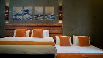 Quarto de hotel com uma cama grande, cabeceira de madeira e uma obra de arte na parede representando ondas.