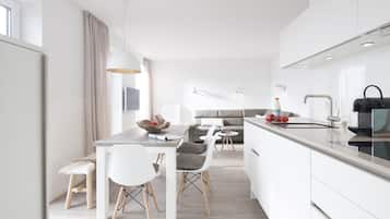 Apartamento, 2 quartos, varanda | Refeições no quarto