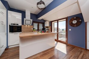 Apartamento superluxo, vista para o mar | Cozinha privada | Geladeira, micro-ondas, fogão, cooktop