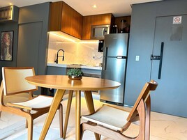 Apartamento luxo, 1 quarto | Cozinha privada | Frigobar, cadeirão de bebê, talheres/pratos/utensílios de cozinha
